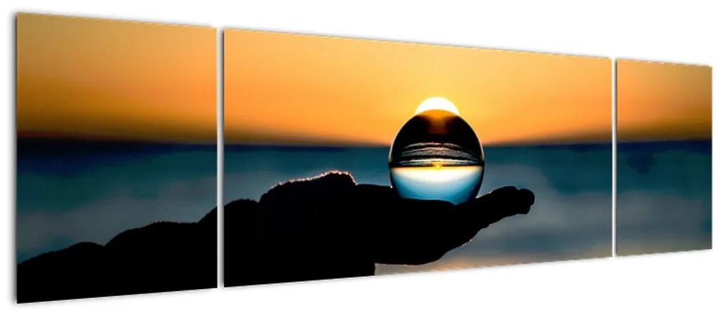 Obraz skleněné koule v dlani (170x50 cm)