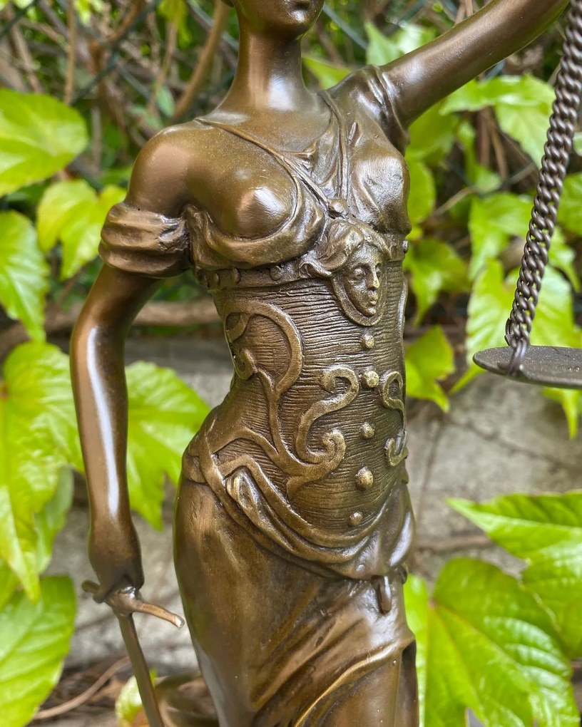Bronzová socha Themis – Spravedlnost