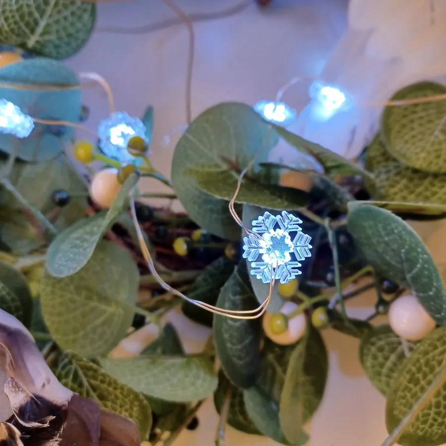 LED světýlka na baterie, vločky, 2,3 m, ledově bílá, 20 diod, čirý kabel, IP20 interiér, 3 × AA