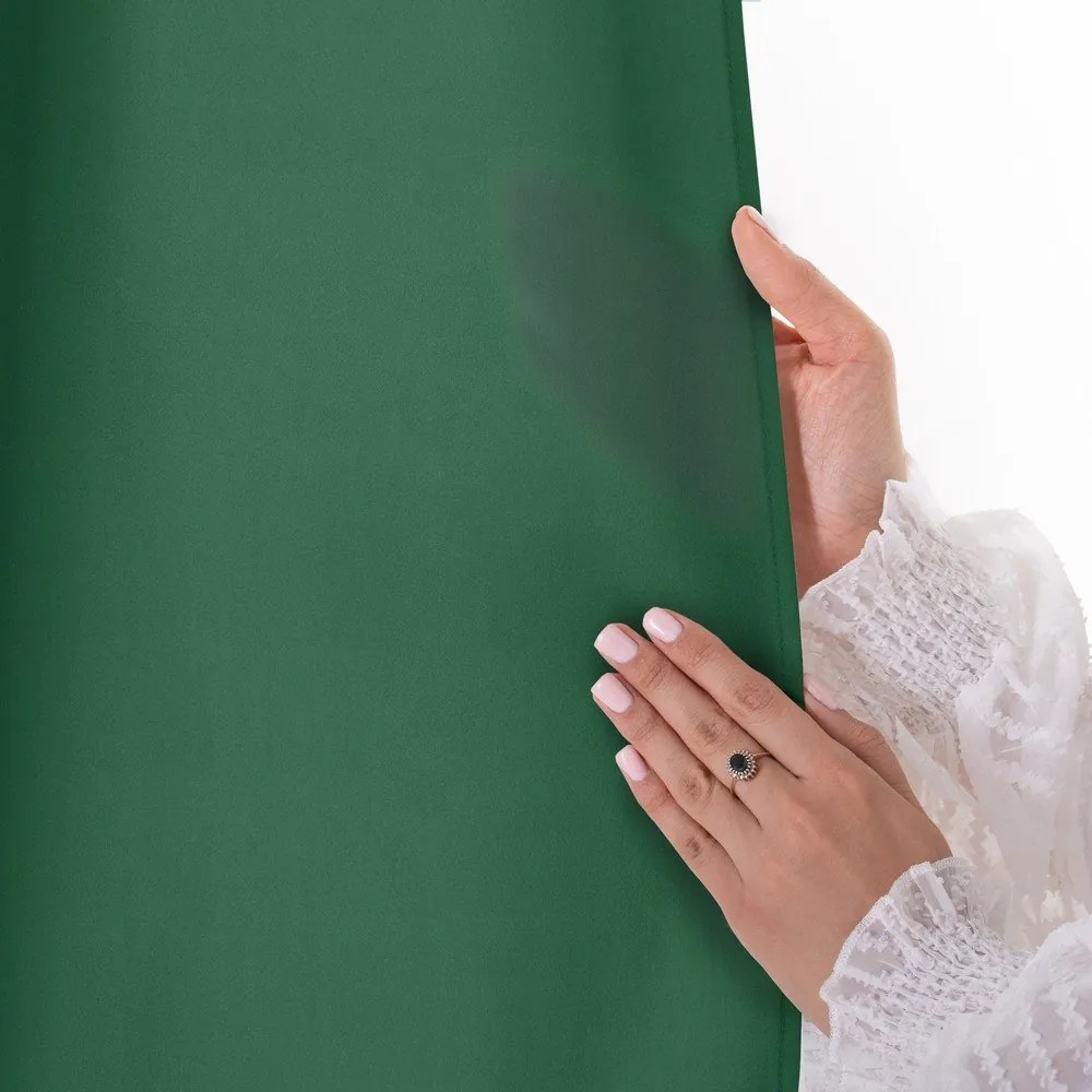 Tmavě zelený dimout závěs 200x250 cm Carli – Restilo