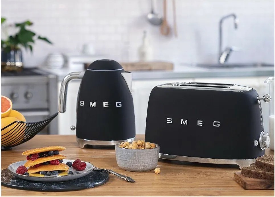Černá rychlovarná konvice SMEG 50's Retro Style