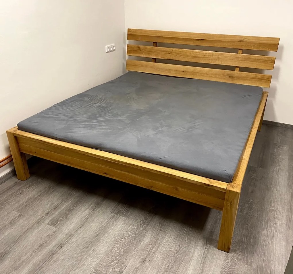 KULHÁNEK Masivní dubová postel "Caturra" s trámovými nohami Rozměr matrace: 200 x 200 cm, Provedení hrany: rovná / kolmá