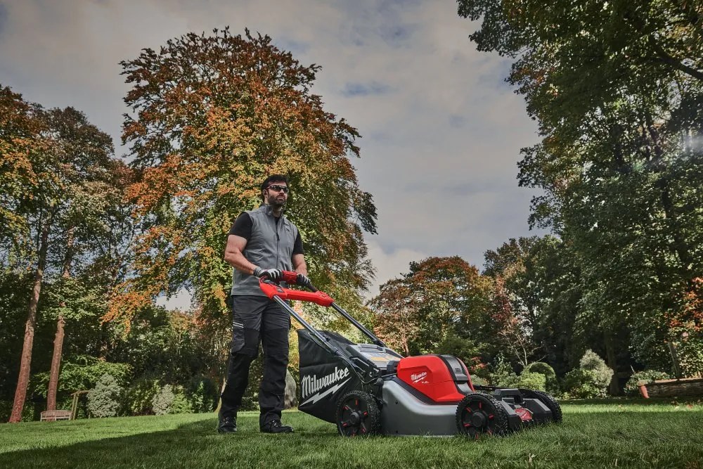 Milwaukee M18 FUEL™ sekačka s pojezdem 46 cm na dva akumulátory