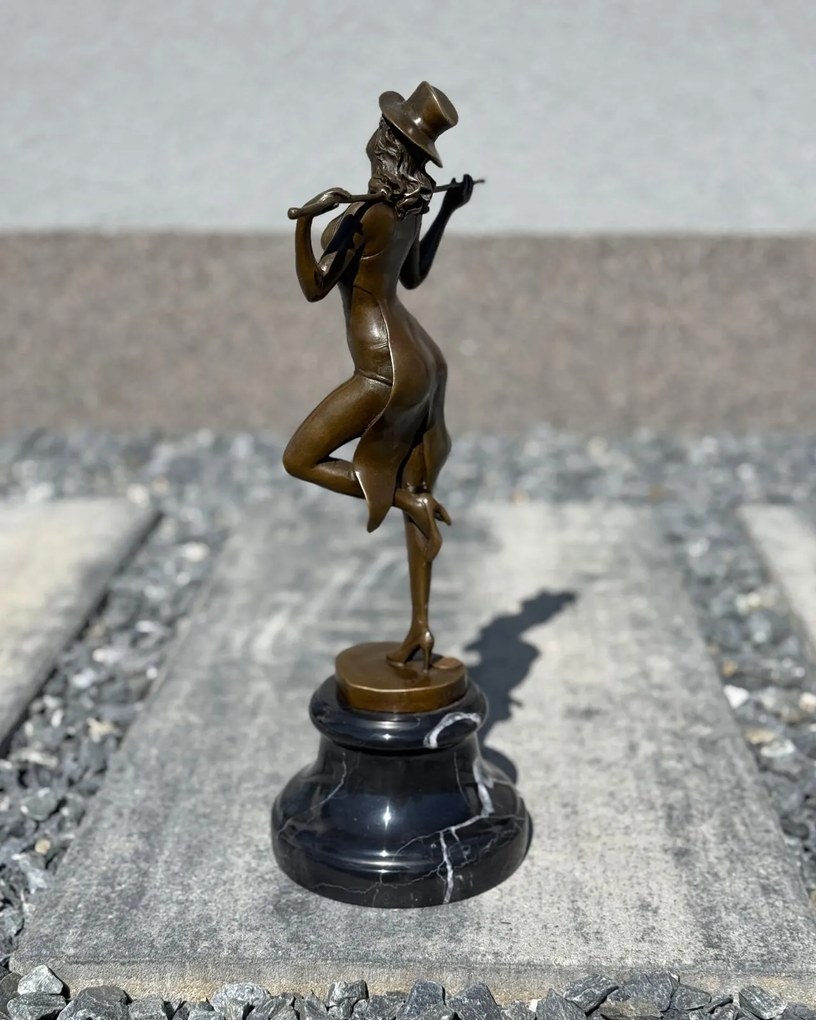 Bronzová socha kabaretní tanečnice – elegantní burleskní figurka