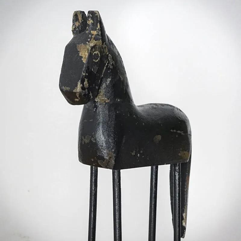 Dekorace v podobě koníčka Troja, černá