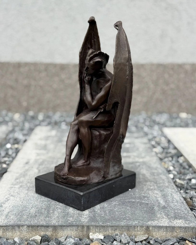 Bronzová socha Satan v zamyšlení