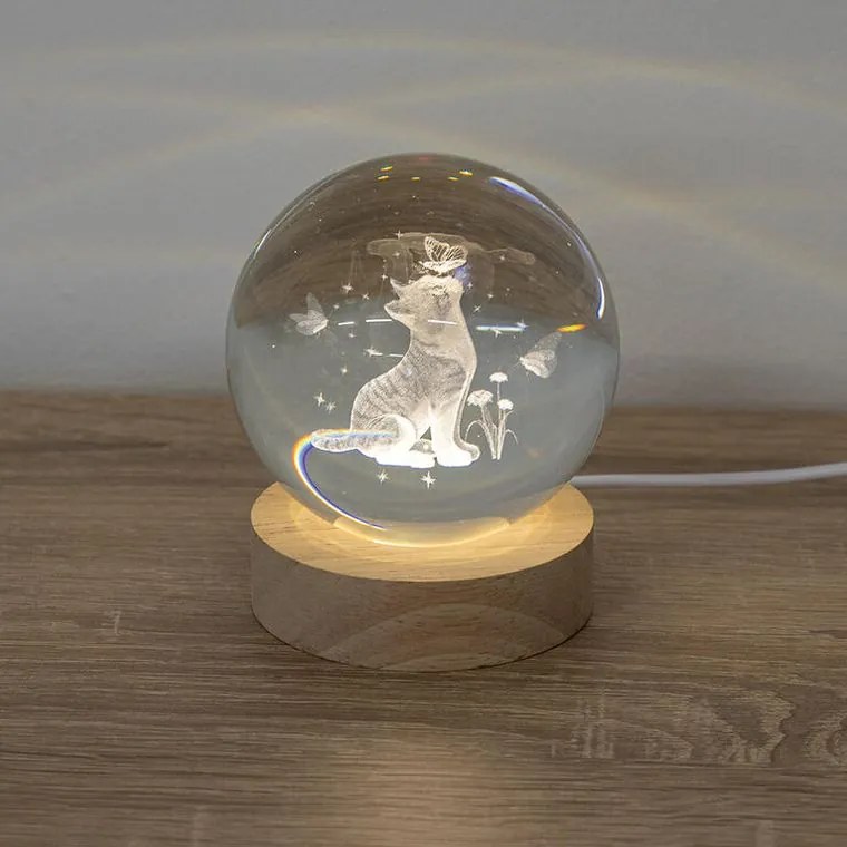 Skleněná LED koule na dřevěném podstavci KOČIČKA