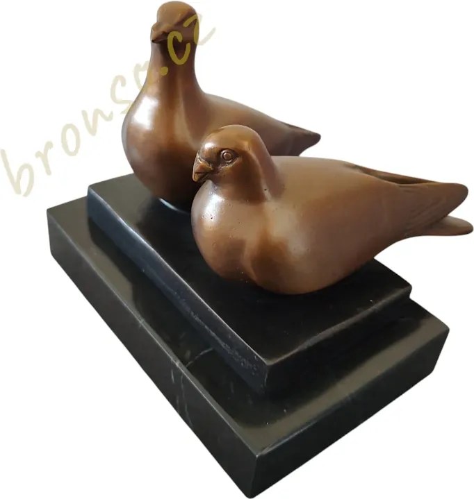 Bronzová soška holubic – číslovaná umělecká figurka lásky na mramorovém podstavci | Ručně odlévaný bronz s pečetí