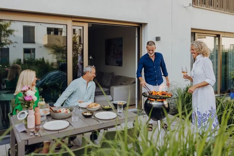 Höfats Stylový BBQ gril a ohniště MOON v jednom na dřevo a peletky Barva: Stříbrno/černá, Varianta: s nízkou podstavou a planchou