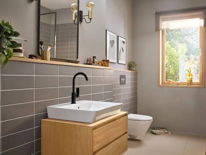 Hansgrohe Rebris E, vysoká umyvadlová baterie 210 s otočným výtokem a odtokovou soupravou s táhlem, černá matná, 72576670