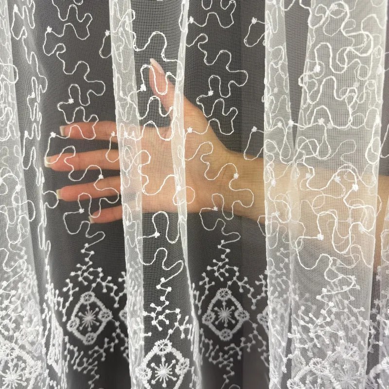 Vyšívaná záclona 3130 krajkový ornament metráž Ervi