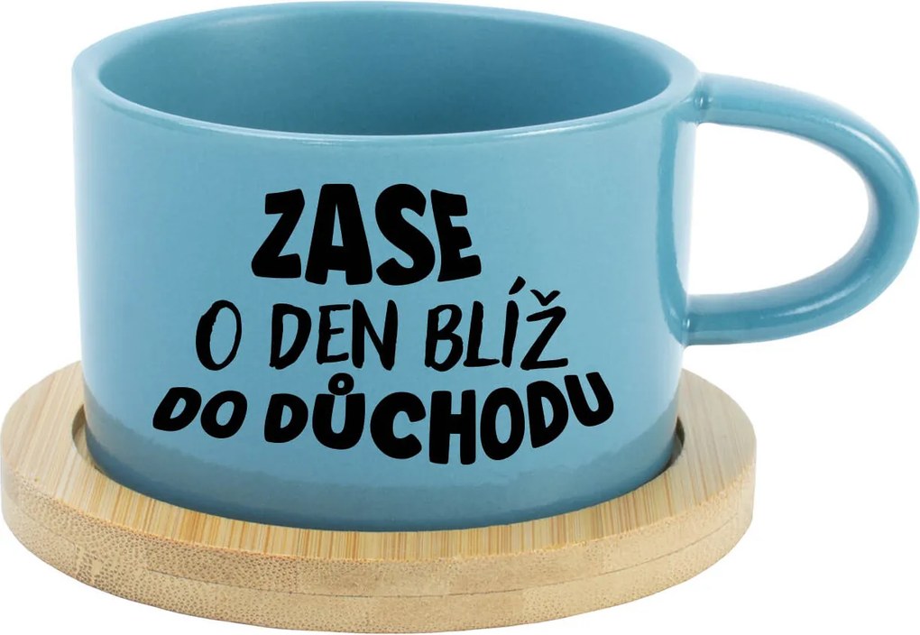 ZASE O DEN BLÍŽ DO DŮCHODU - modrý hrníček makronka 200 ml