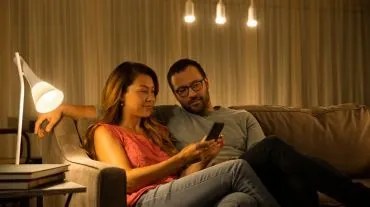 Chytrá LED žárovka Philips Hue Bluetooth ST64 / 7 W / E 27 / teplá bílá