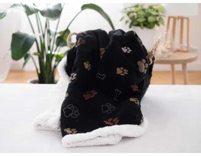 Beránková deka mikroplyš 150 × 200 cm – Tlapičky černé