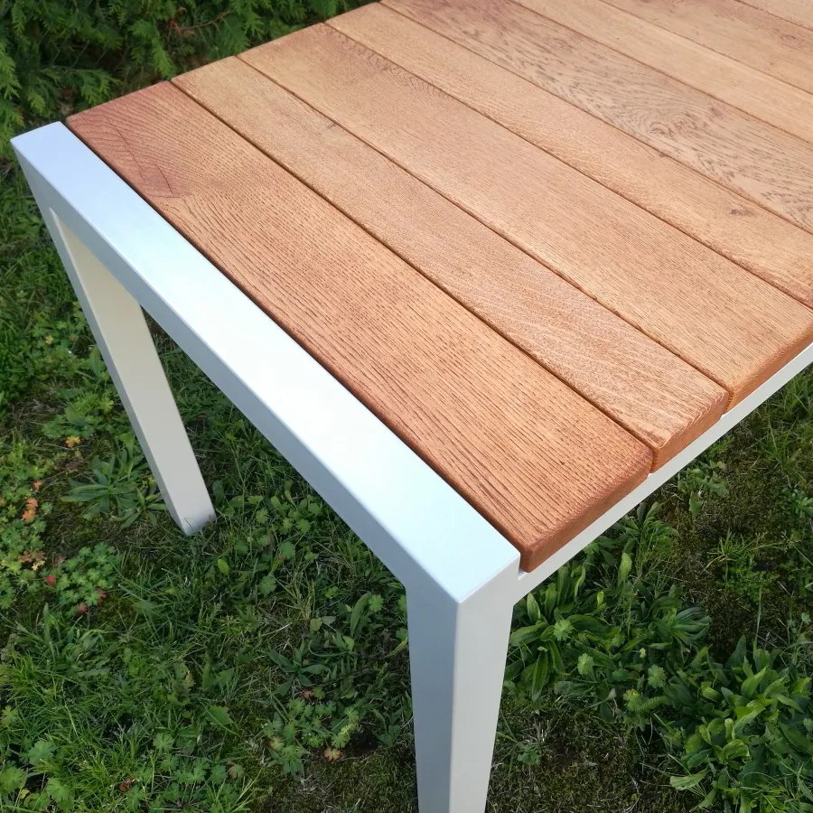 KULHÁNEK Zahradní stůl s kovovou hranou a nohami - příčná prkna Odstín nátěru: olej - modřín, Velikost desky: 190x80 cm, Odstín podnože: černá s jemnou strukturou - JS RAL 9005