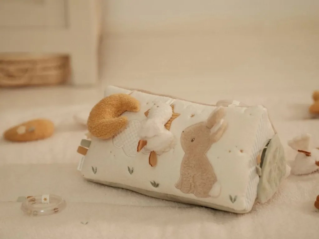 Little Dutch Polštářek trojhranný s aktivitami Newborn Naturals