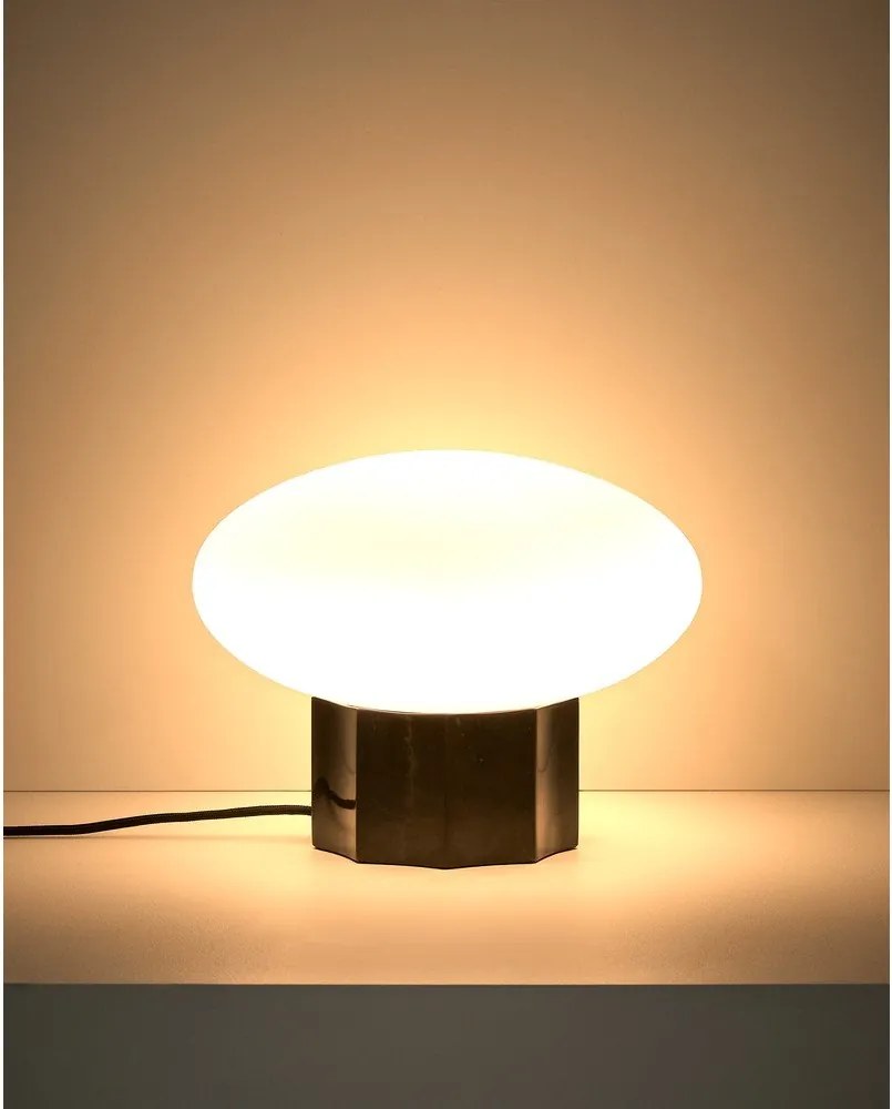 Bílá/černá kovová stolní lampa se skleněným stínidlem (výška 20 cm) Idela – Kave Home