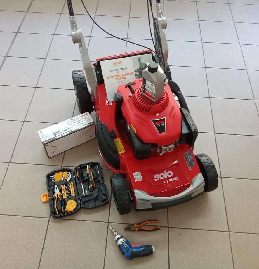 Sestavení a zprovoznění zahradní benzínové sekačky, včetně oleje