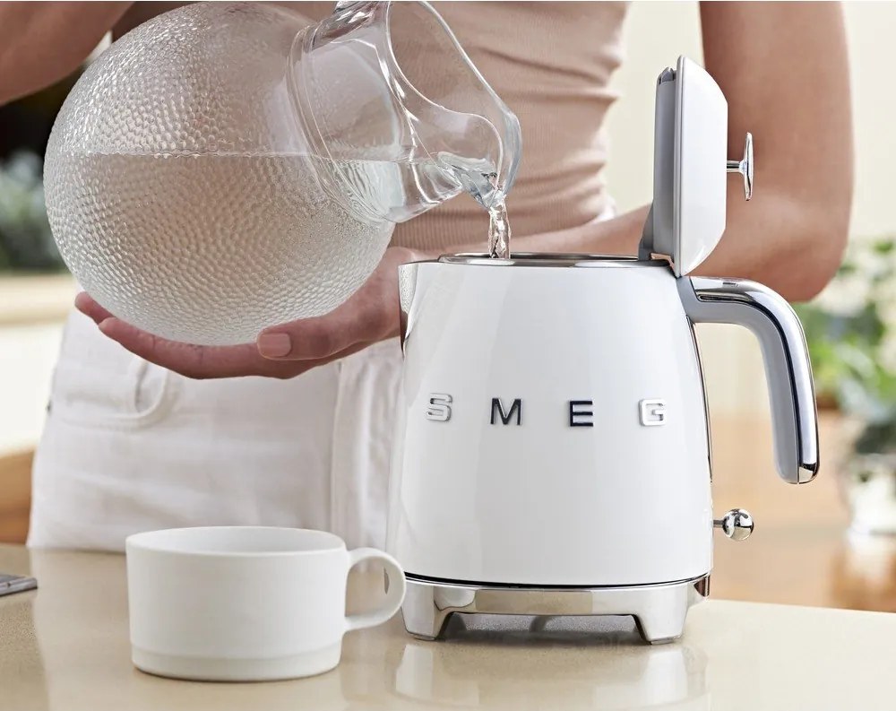 Bílá rychlovarná konvice z nerezové oceli 800 ml Retro Style – SMEG
