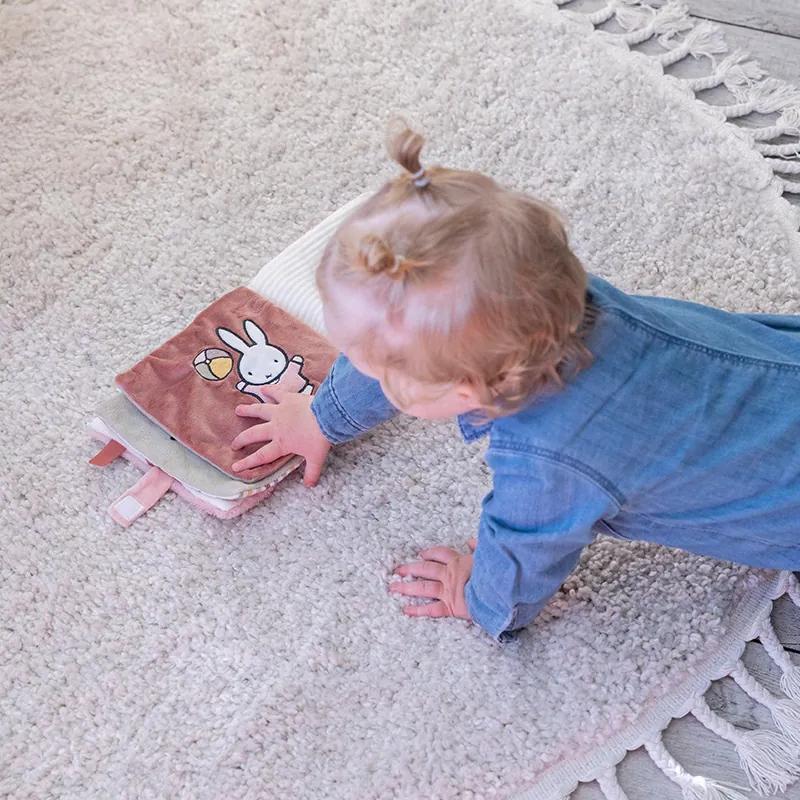 Textilní knížka s aktivitami králíček Miffy Fluffy Pink