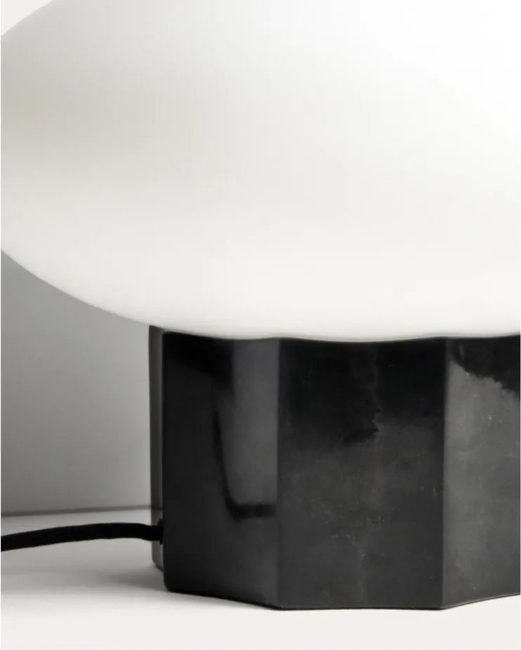 Bílá/černá kovová stolní lampa se skleněným stínidlem (výška 20 cm) Idela – Kave Home