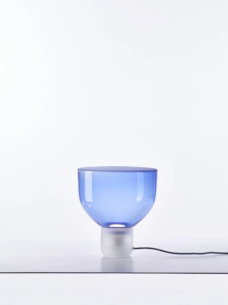 Designová stolní lampa Brokis Lightline S, PC972 Barva skla: mentolová - transparentní sklo, BARVA SPODNÍ ČÁSTI SKLA: transparentní sklo, POVRCHOVÁ ÚPRAVA SPODNÍ ČÁSTI SKLA: matovaný oboustranný povrch skloviny