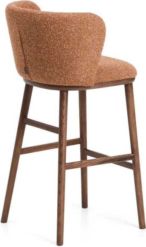 Čalouněná barová židle v terakotové barvě (výška sedáku 75 cm) Ciselia – Kave Home