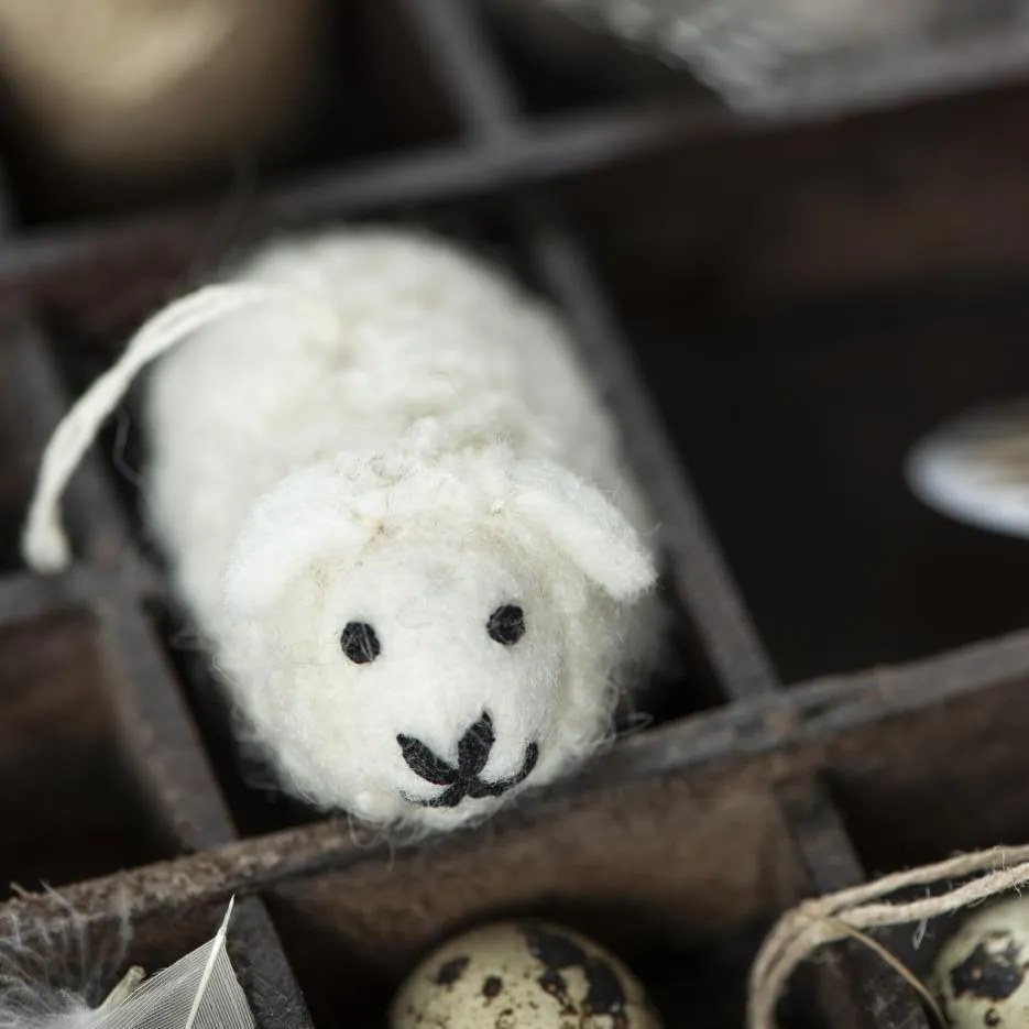 IB LAURSEN Vlněná závěsná dekorace ovečka Easter Lamb, bílá barva, textil