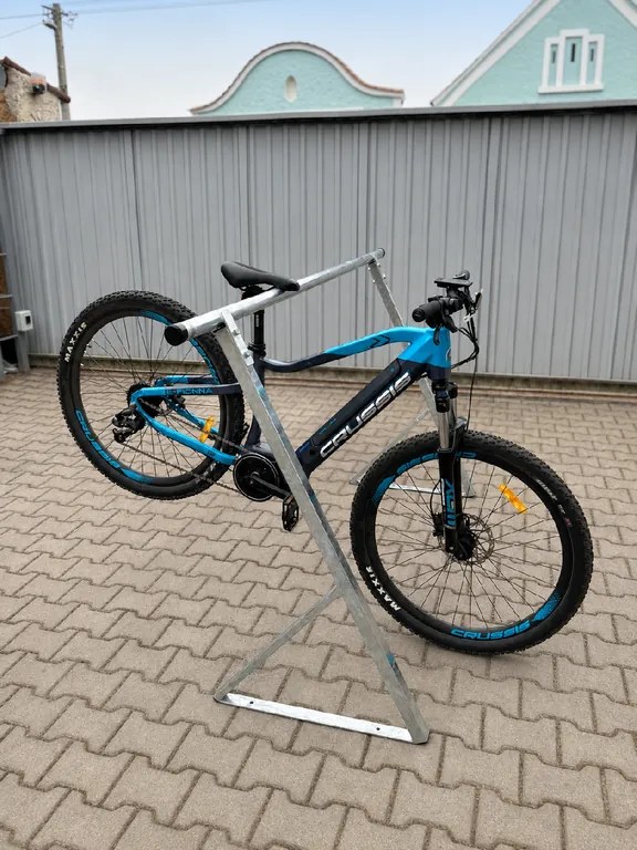 Stojan na kola za sedlo KS-930 | Česká výroba | KACERLE Povrchová úprava: žárový zinek, Délka stojanu: 3 m