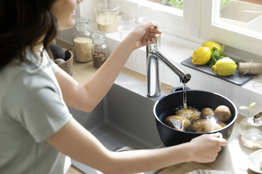Hansgrohe Zesis M33, dřezová baterie 160, s výsuvnou sprškou, sBox lite, chromová, 74804000