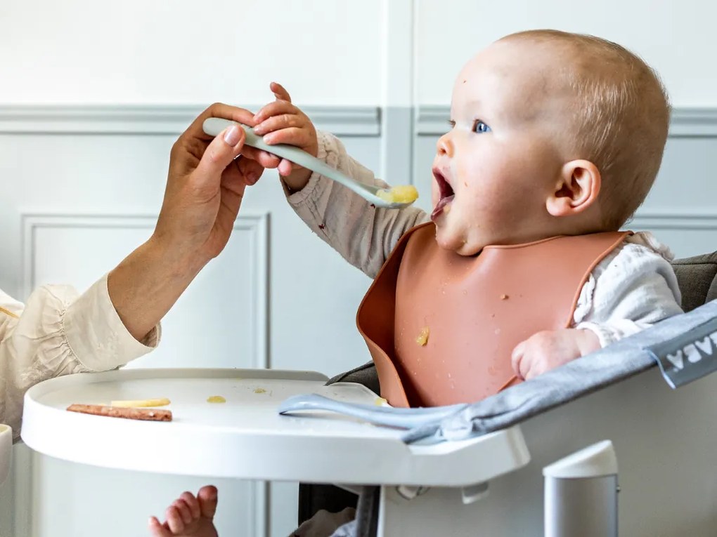 Beaba První lžičky silikonové 2 ks s pouzdrem Pebble Green