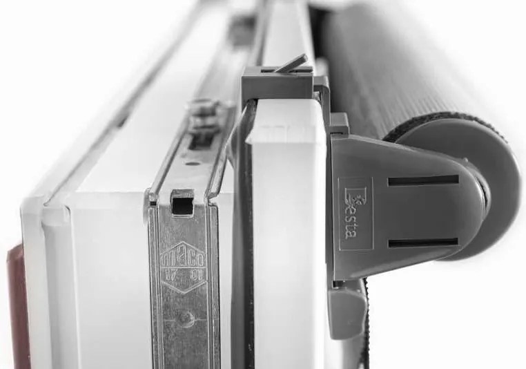 ZEBRA-SHOP Roleta DEN A NOC / MINI / RAINBOW / BÍLO-ŠEDÁ / BH 3105 Barva mechanizmu: šedá, Výška: 150, Šířka: 126
