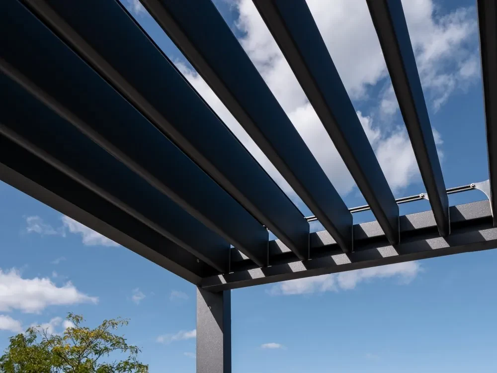 Bioklimatická pergola Sunbreaker 400 150 600 | BIANO