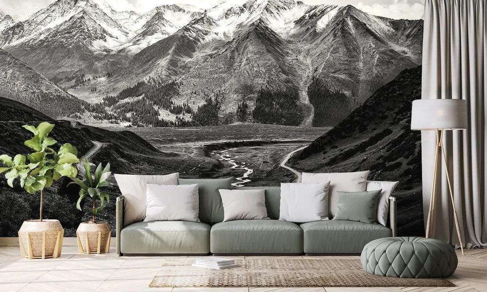 Tapeta krásné horské údolí v černobílém provední - 375x250 cm