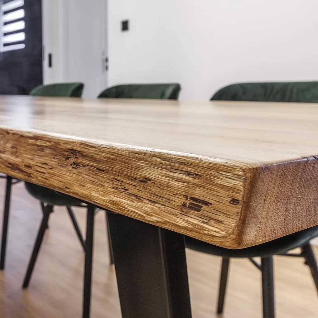 KULHÁNEK Designový stůl s rustikální hranou a zkosenou podnoží Velikost desky: 190x80 cm, Odstín podnože: černá s jemnou strukturou - JS RAL 9005