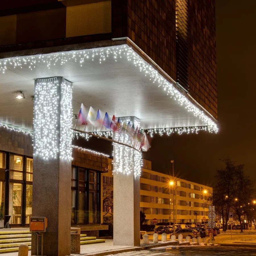 Easy Fix LED světelný závěs venkovní, 100 × 150 cm, ledově bílá, 150 diod, bílý kabel, IP67, prodlužovací