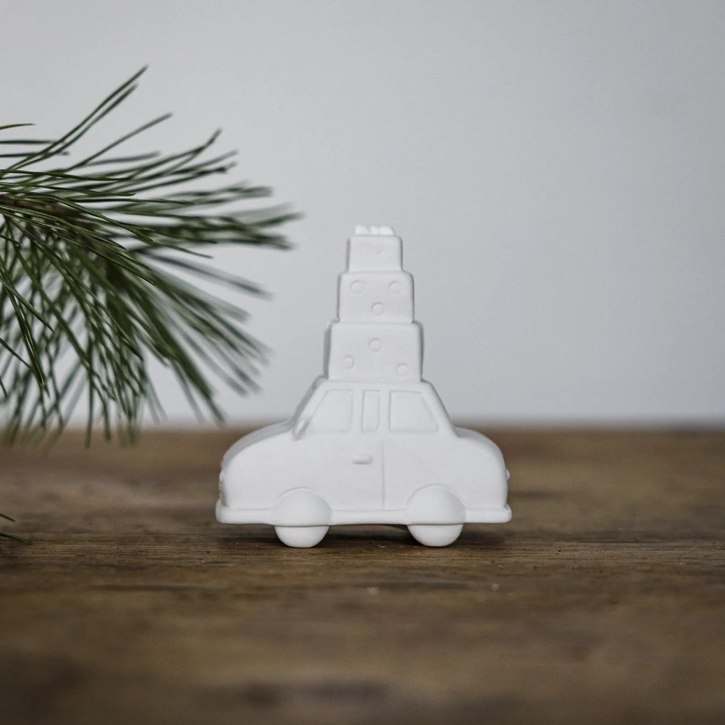 Storefactory Vánoční dekorace autíčko Hjulstad, bílá barva, keramika