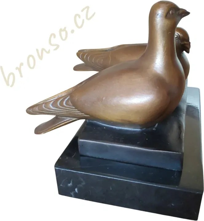 Bronzová soška holubic – číslovaná umělecká figurka lásky na mramorovém podstavci | Ručně odlévaný bronz s pečetí