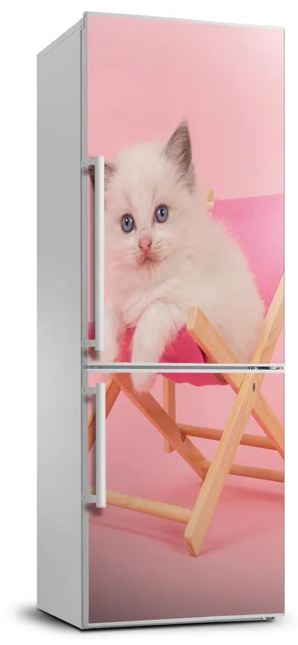Wallmuralia Nálepka fototapeta lednička Kočka na lehátku 60x180 cm