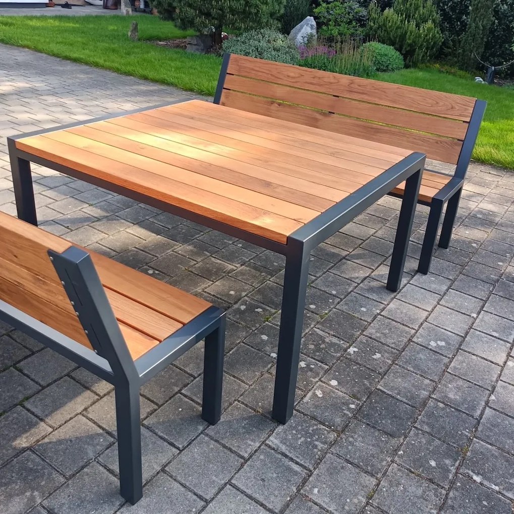 KULHÁNEK Zahradní stůl s kovovou hranou a nohami - podélná prkna Odstín nátěru: olej - modřín, Velikost desky: 230x90 cm, Odstín podnože: antracit - RAL 7016