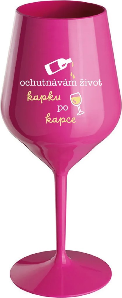 OCHUTNÁVÁM ŽIVOT KAPKU PO KAPCE - růžová nerozbitná sklenice na víno 470 ml