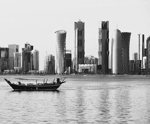Luxusní vliesové fototapety Doha - černobílé, rozměr 325,5 cm x 270 cm