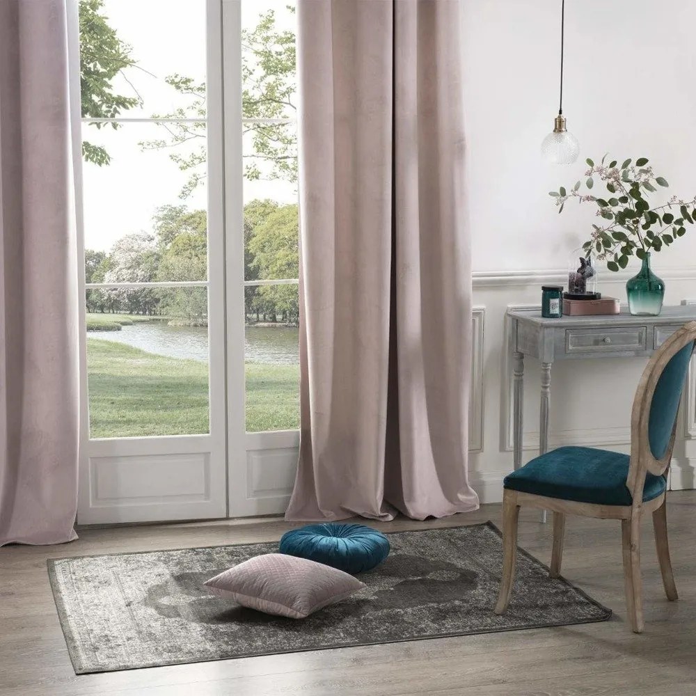 Závěs světlé růžové barvy z polyesteru je perfektní ozdobou domácího interiéru