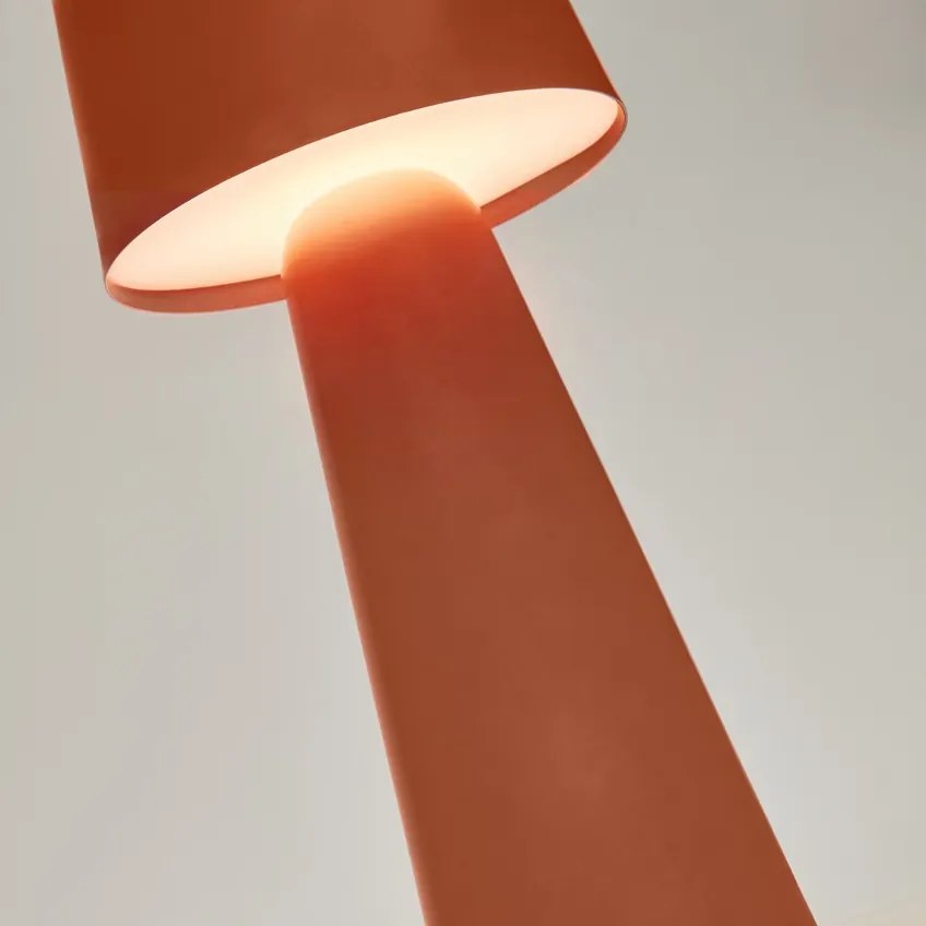 OnaDnes -20% Terakotově červená kovová zahradní stolní LED lampa Kave Home Arenys M