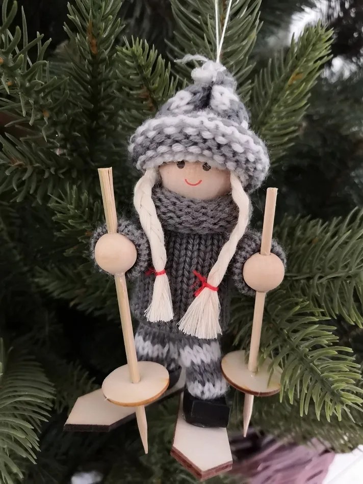Dřevěná vánoční ozdoba na stromeček lyžař a lyžařka, 13,5 × 7,5 cm, příze, závěsná