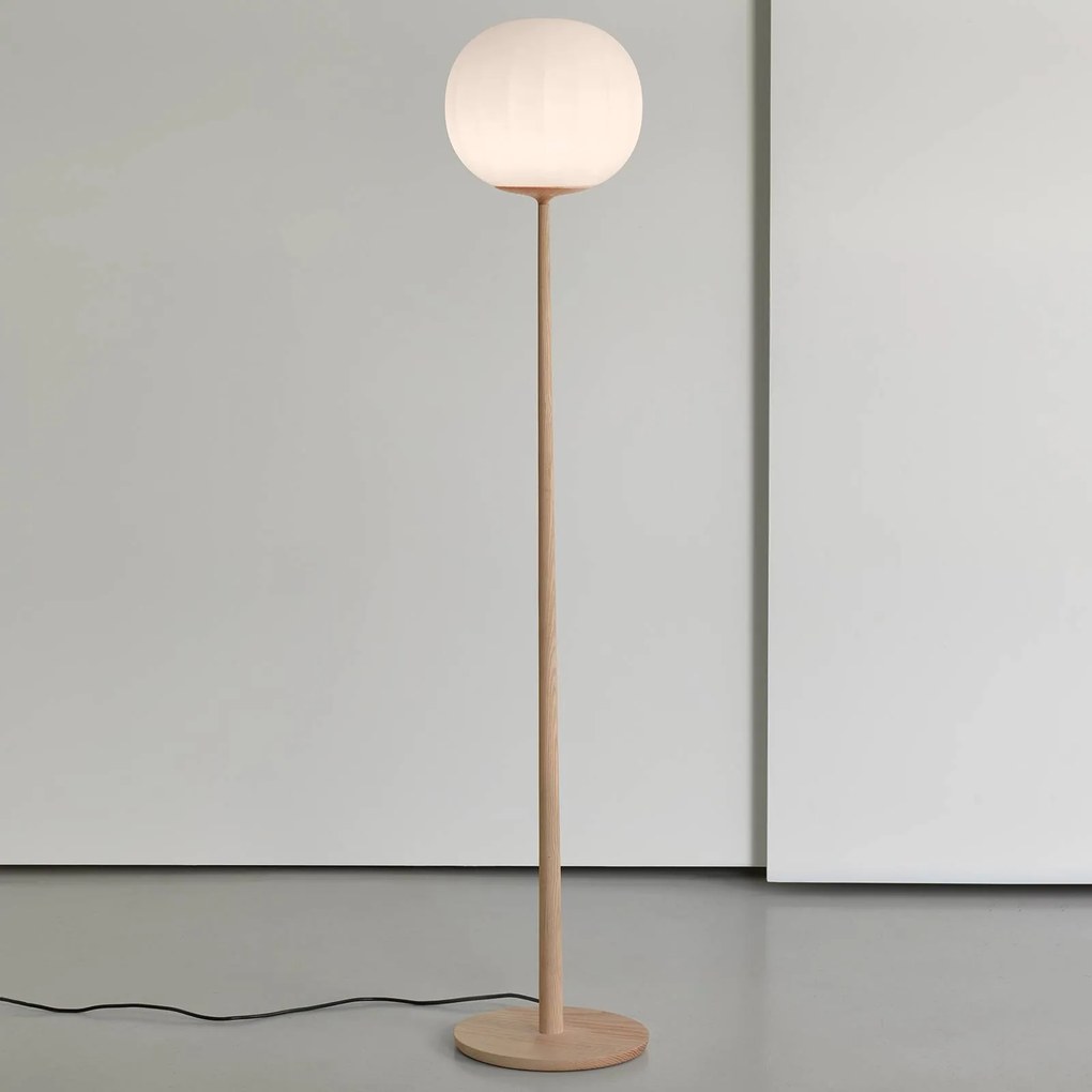 Luceplan Lita stojací lampa skleněné stínidlo 30 cm, jasan