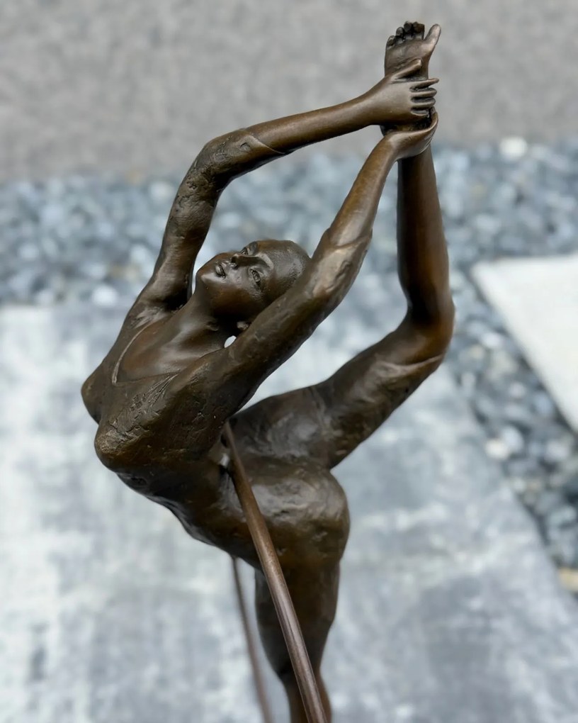 Bronzová socha - Gymnastky s obručí v pohybu