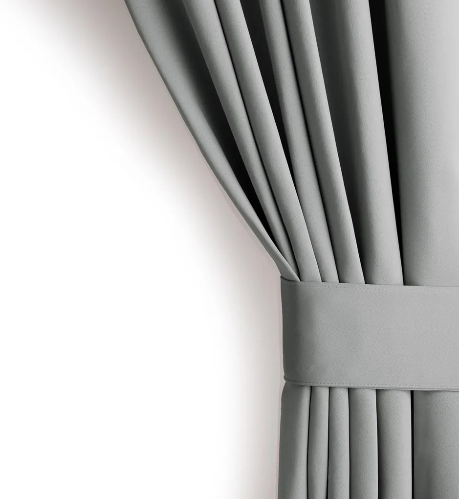 Závěs AmeliaHome Blackout s multifunkční páskou 140x270 cm stříbrný