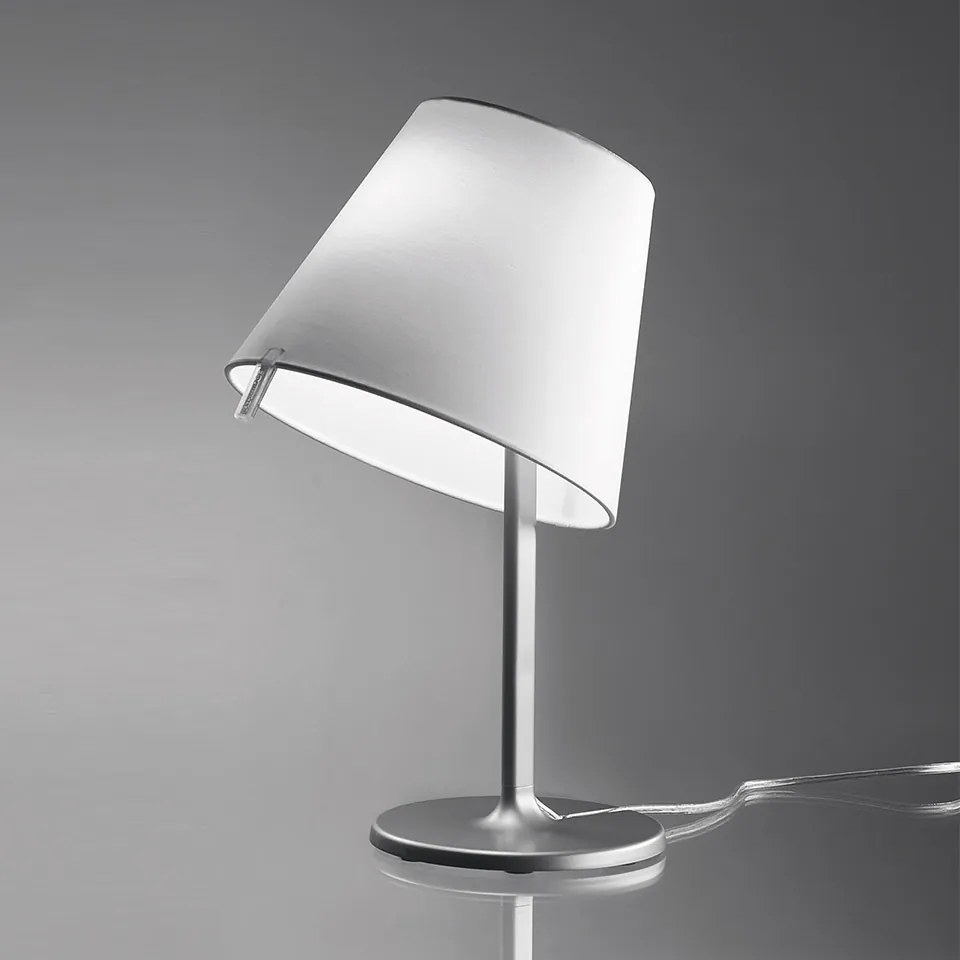 Artemide Melampo note, designová stolní lampička ve stříbrné úpravě s textilním širmem, 1x42W E14, 40cm