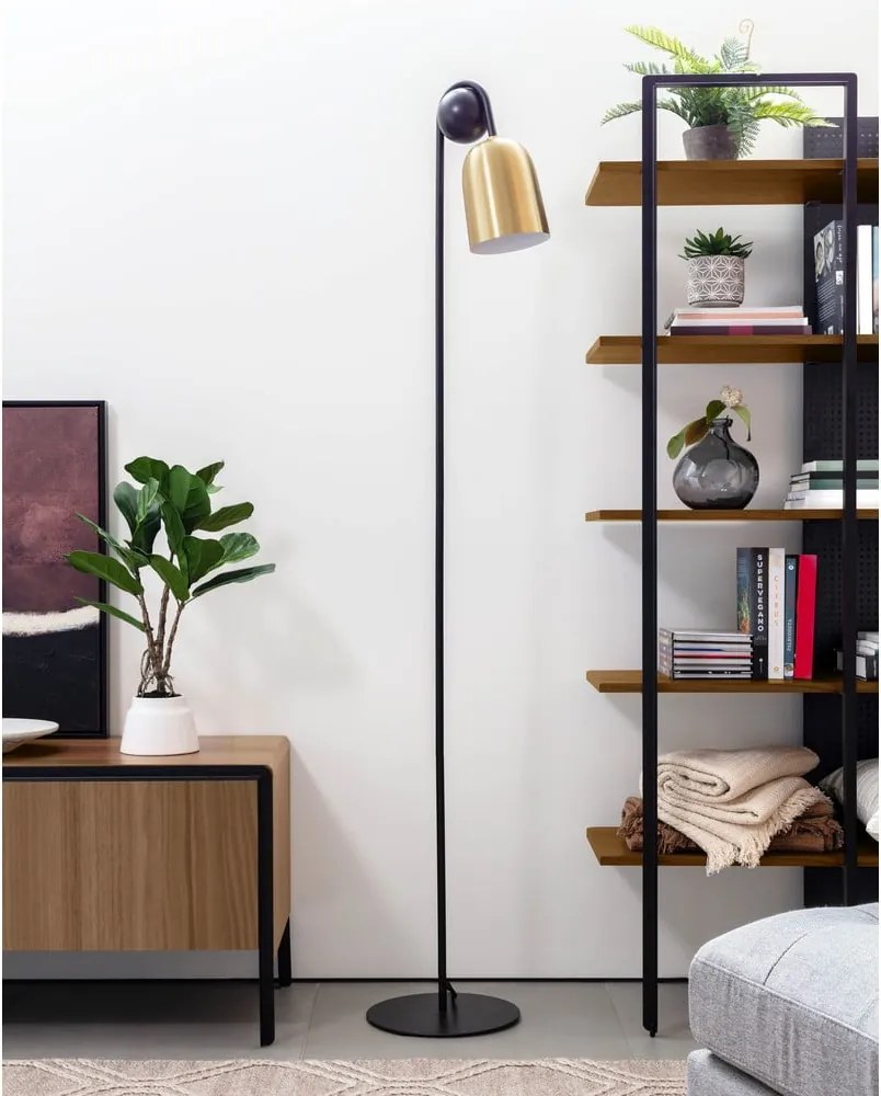 Černá/ve zlaté barvě stojací lampa s kovovým stínidlem (výška 180 cm) Natsumi – Kave Home
